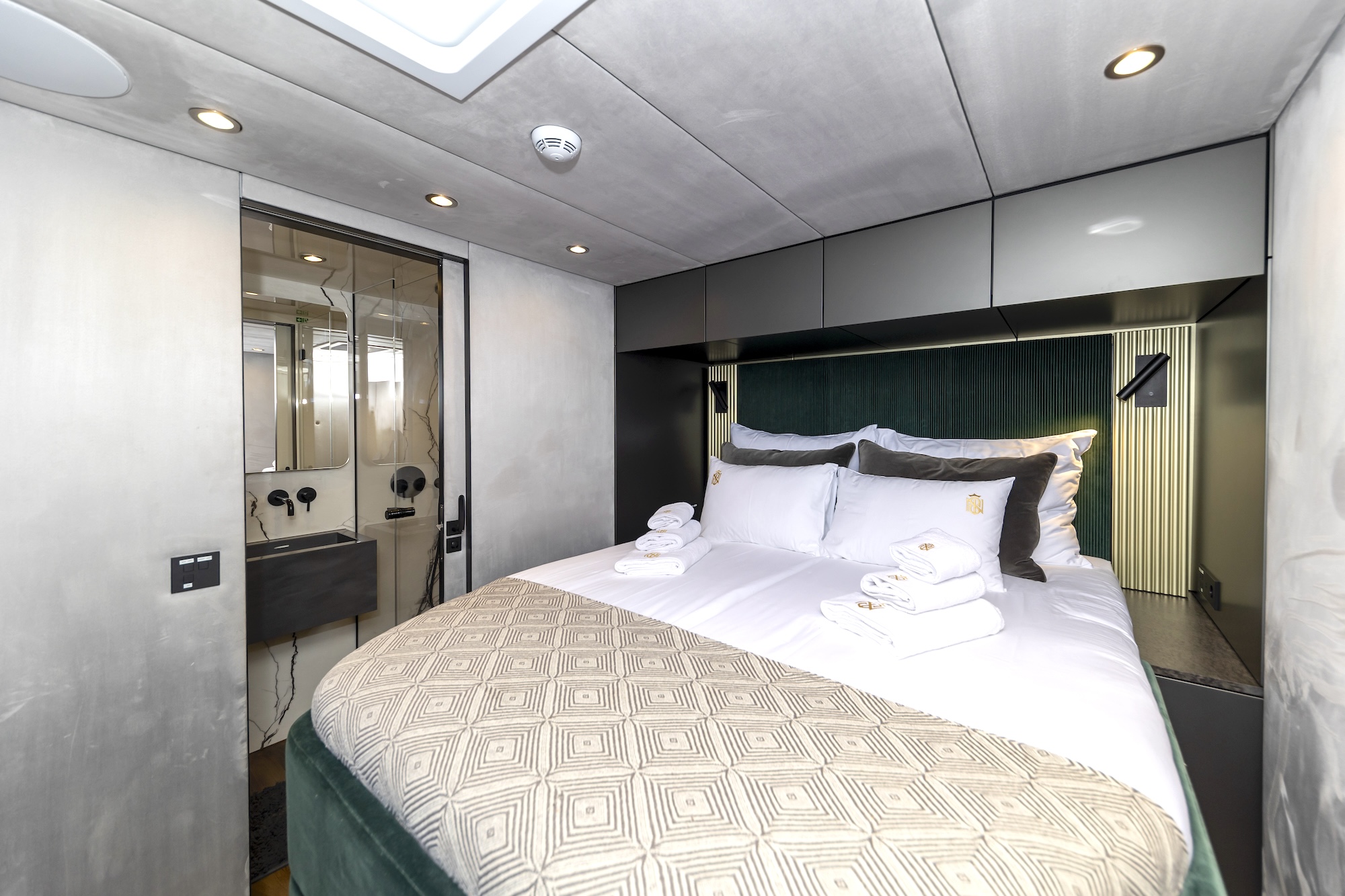 MR SI Yacht Charter Details, Sunreef | CHARTERWORLD Luxury Superyachts